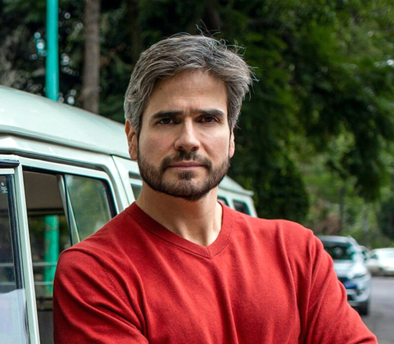 Novia de Daniel Arenas corre carrera con su prótesis