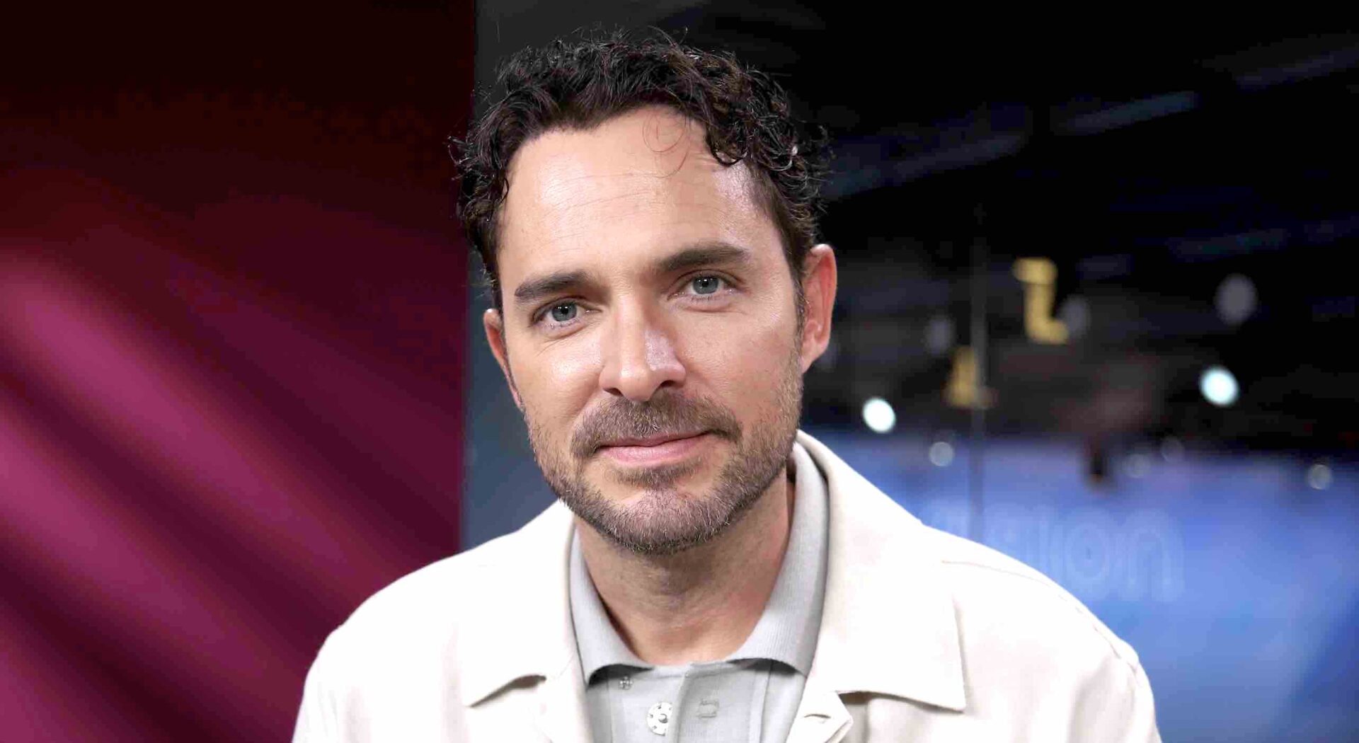 VIDEO: Manolo Cardona aprende a ser libre sexualmente